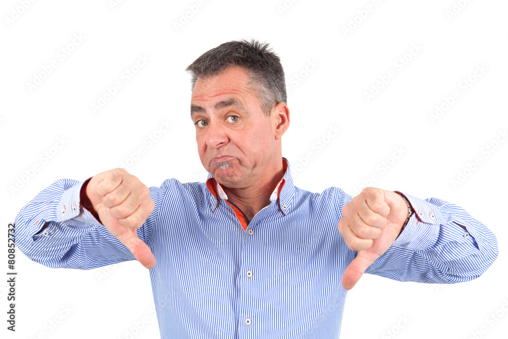 Mann zeigt Daumen nach unten Stock-Foto | Adobe Stock