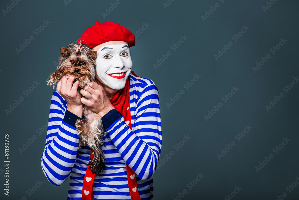 mime hugging her dog and hand gestures Stock 写真 | Adobe Stock