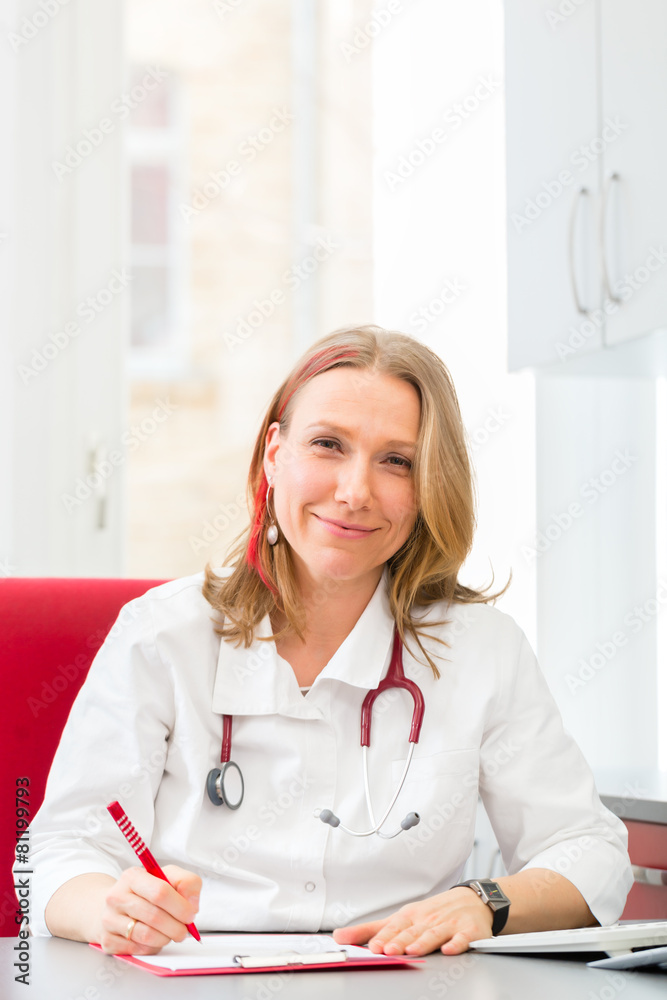 Doktorin schreibt in Praxis Rezept Stock Photo | Adobe Stock