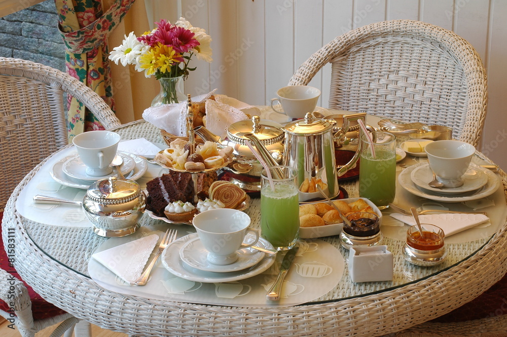 table set for typical English tea foto de Stock | Adobe Stock