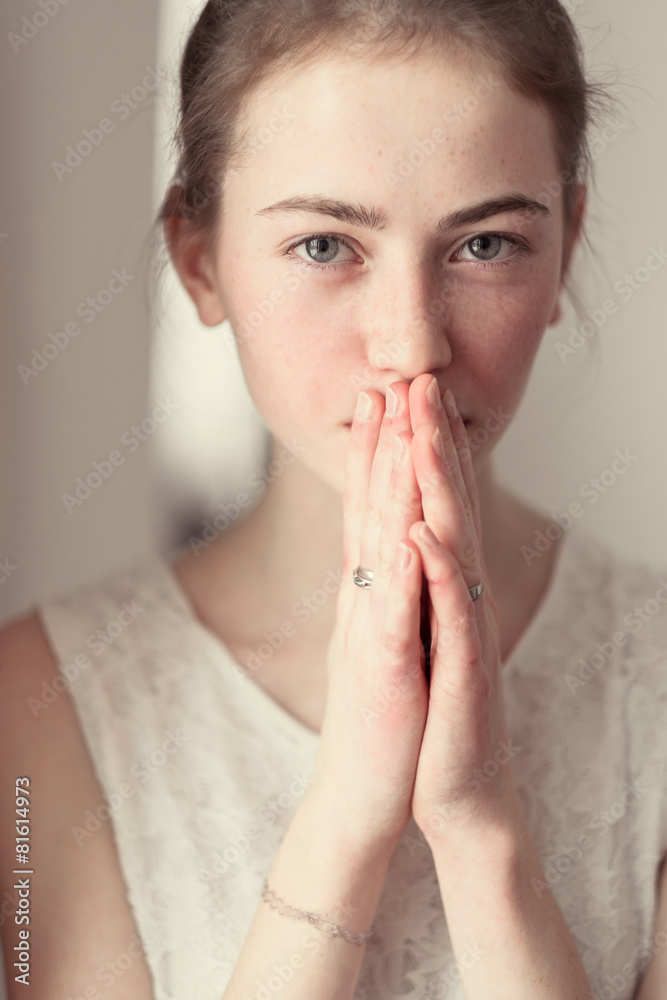 portrait of a beautiful girl embarrassed Stock 写真 | Adobe Stock