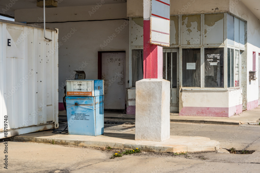 DDR Tankstelle Stock-Foto | Adobe Stock