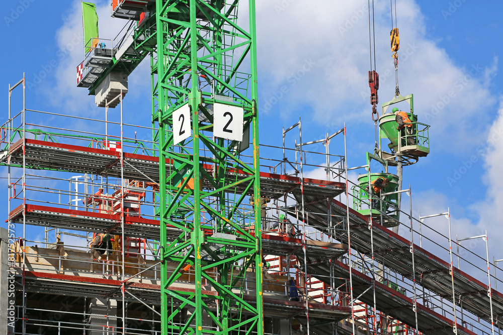 zwei Betonkübel an grünem Kran_2 Stock-Foto | Adobe Stock