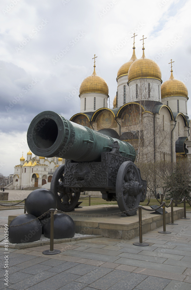 Царь-пушка и купола Успенского собора. Московский кремль foto de Stock ...