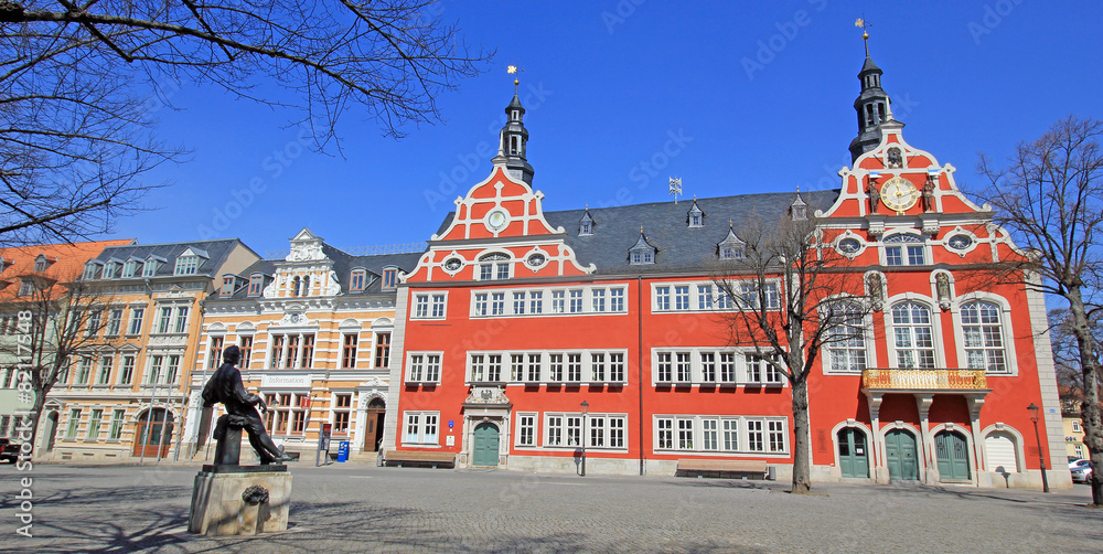 Arnstadt: Rathaus mit Denkmal „Junger Bach“ (Thüringen) Stock-Foto ...