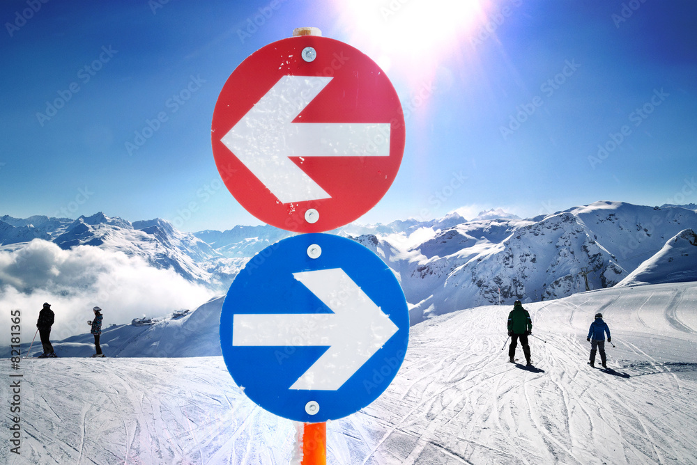 Rote oder Blaue Piste – Pistenmarkierung Skipiste Schild Pfeil foto de ...