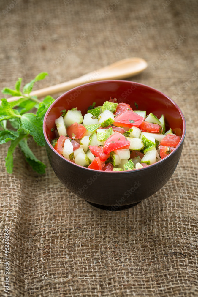 salade de concombre et tomate aux herbes (Ketchumbar) Stock Photo ...