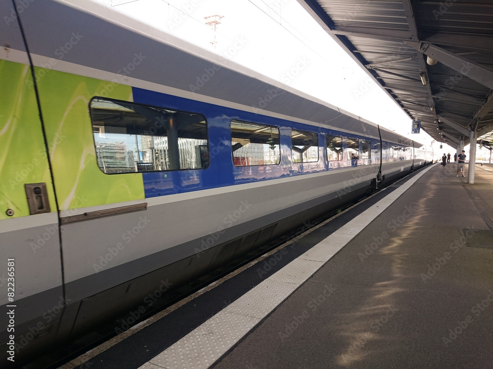 Train sur le quai d'une gare foto de Stock | Adobe Stock