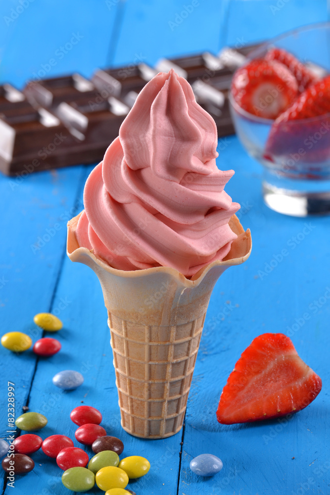 Cono de helado de crema de fresa en ambiente de fiesta. Stock Photo ...