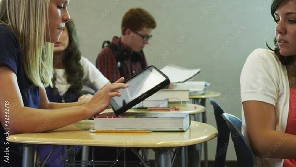 Vidéo Stock MS Students using tablet computer in classroom / Spanish ...