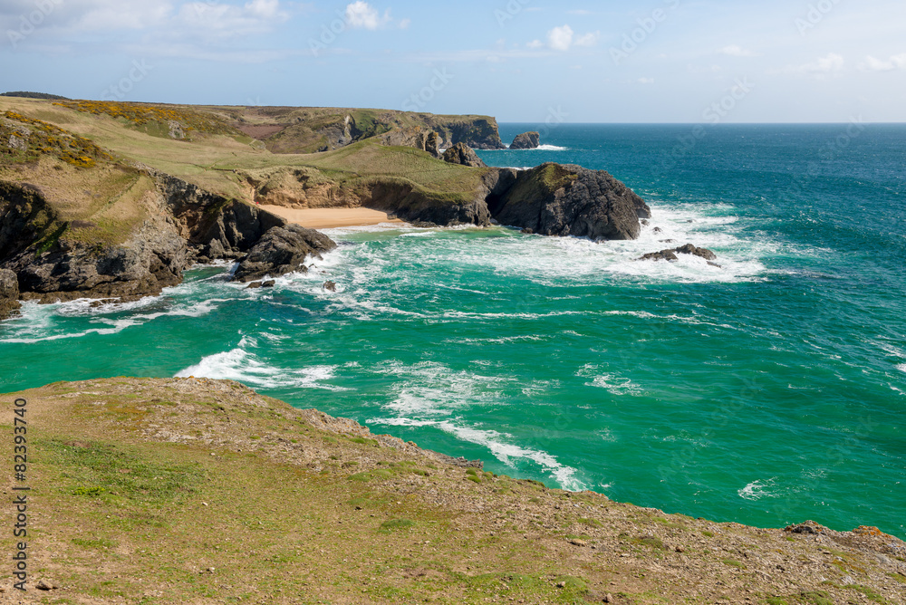 Plage de Baluden sur la côte sauvage par une journée ensoleillée depuis ...