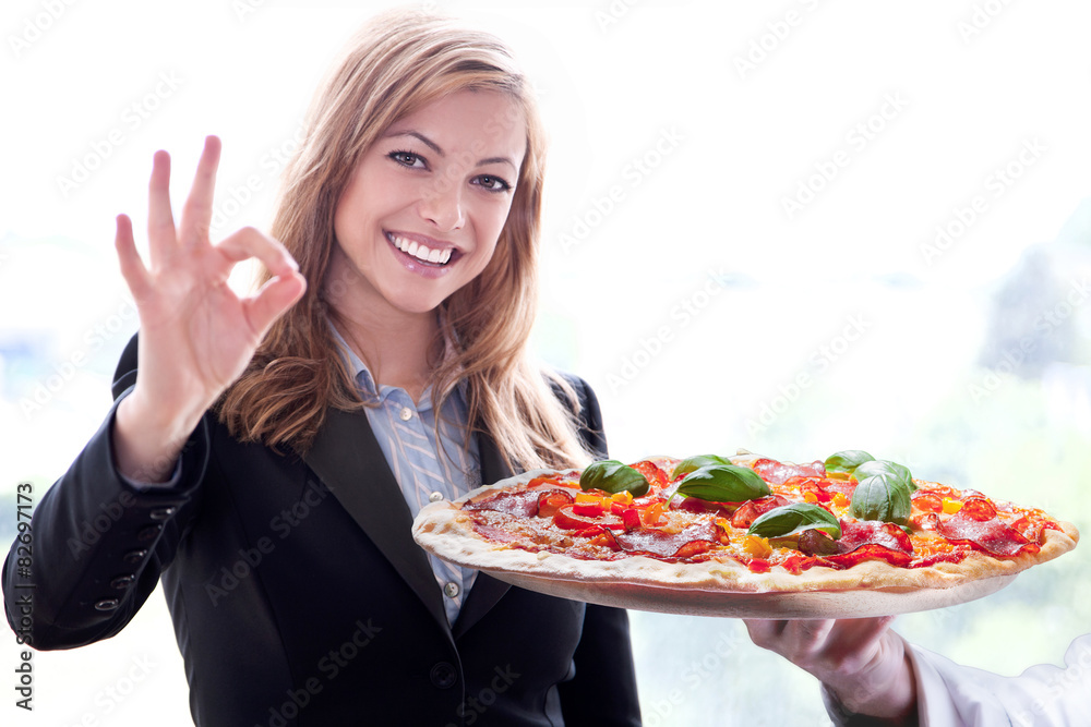 Geschäftsfrau mit Pizza zeigt OK Zeichen Porträt Stock 写真 | Adobe Stock