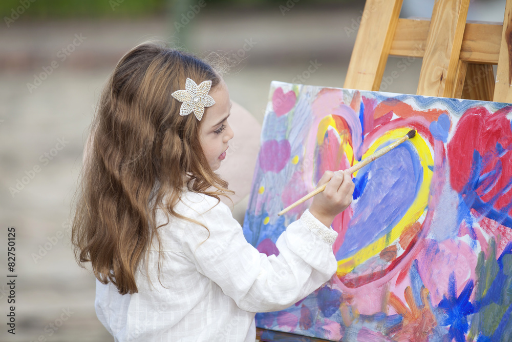 Niña pintando Stock Photo | Adobe Stock