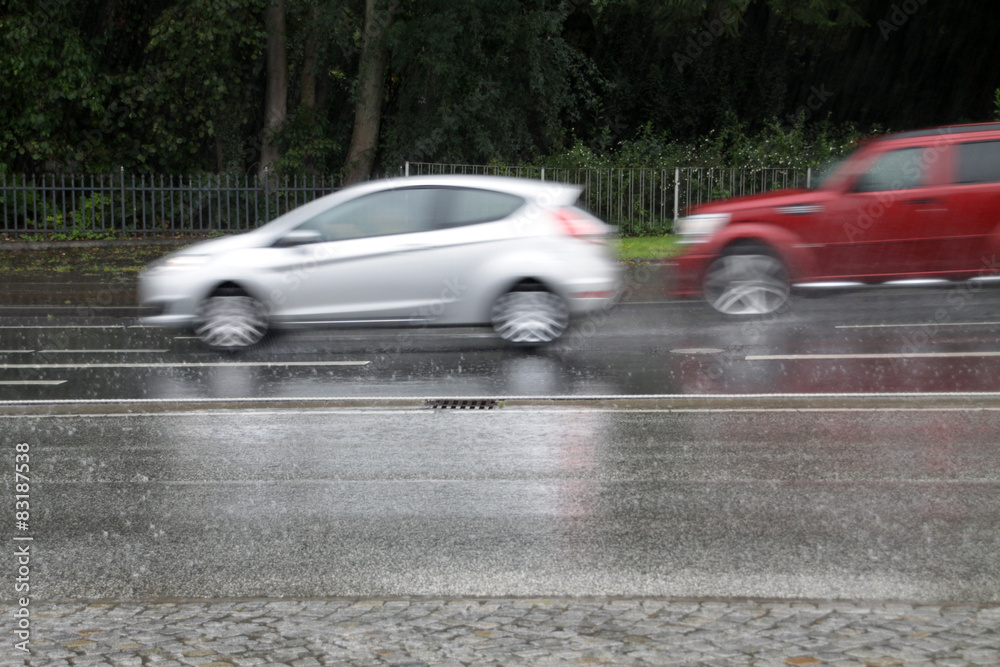 Fahrendes Auto im Regen Stock-Foto | Adobe Stock