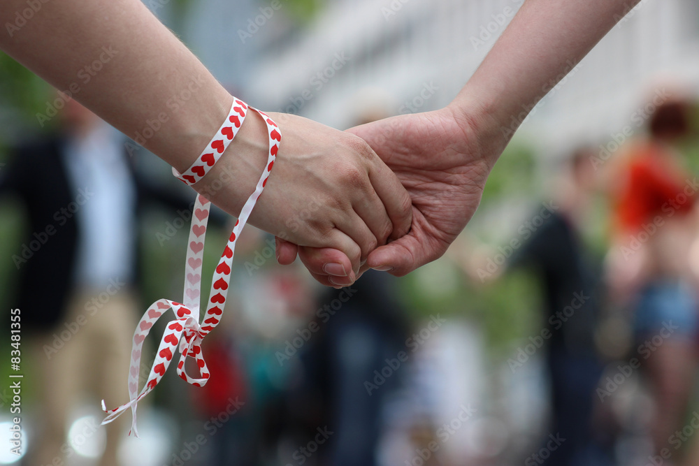 Haltenden Hände, Händchen halten Stock Photo | Adobe Stock