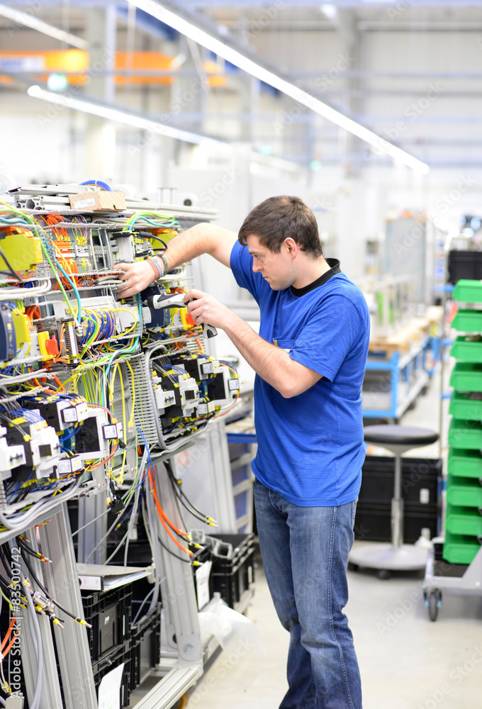 Monteur im Maschinenbau // workers assembled in the industry Stock-Foto ...