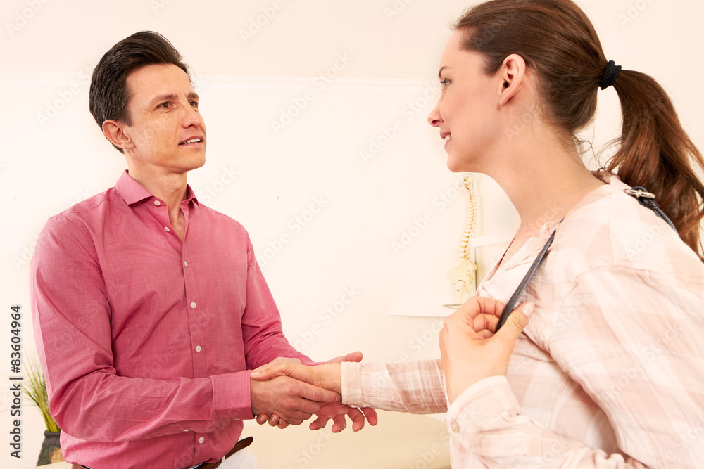 Orthopaede mit einer Patientin in Behandlung foto de Stock | Adobe Stock