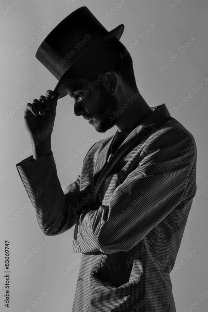 Silueta de un mago con chistera Stock Photo | Adobe Stock