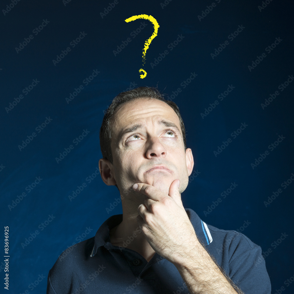 Hombre pensando con interrogación sobre su cabeza Stock Photo | Adobe Stock