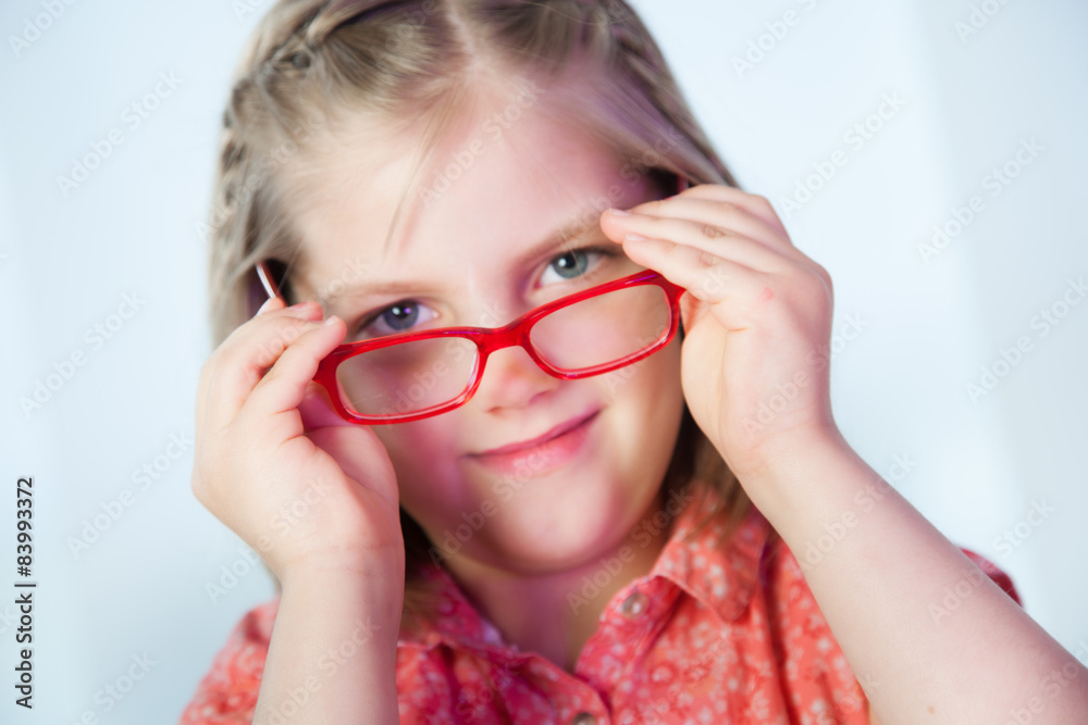 kind mit brille Stock-Foto | Adobe Stock