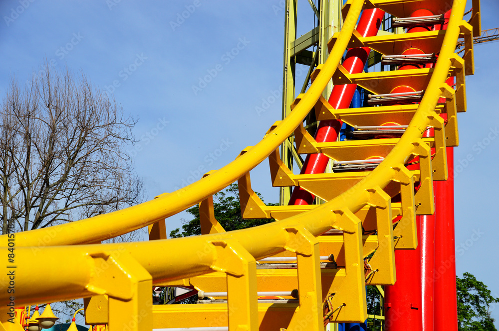 Gebogene Schiene einer Achterbahn Stock Photo | Adobe Stock