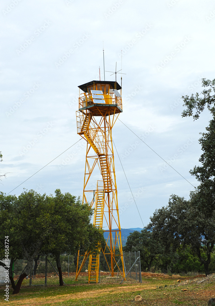 Torre de vigilancia contra incendios forestales Stock Photo | Adobe Stock