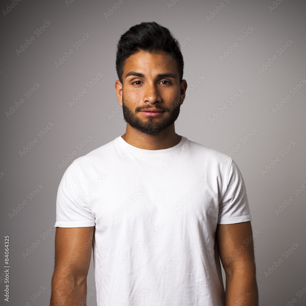 Joven latino con barba y camiseta blanca en plano medio Stock Photo ...