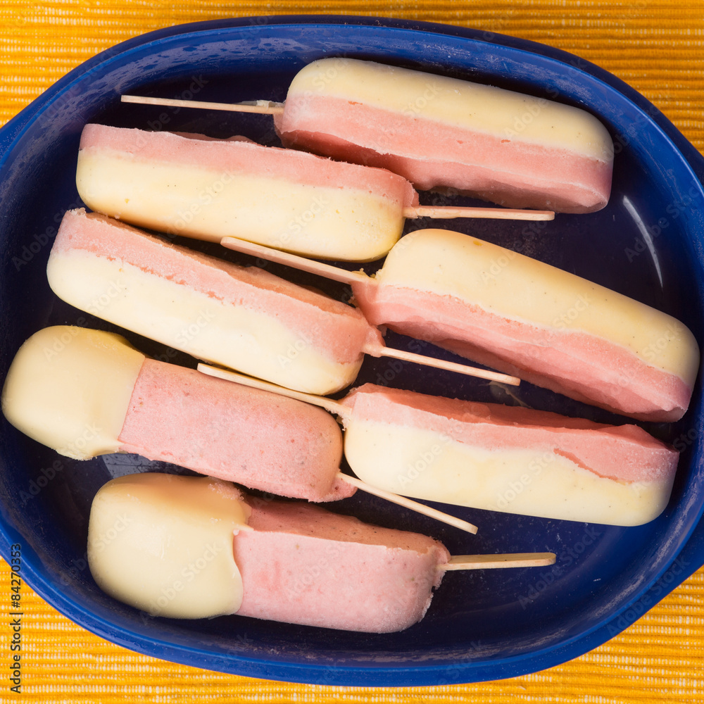 Selbstgemachtes Eis am Stiel in einer Box Stock Photo | Adobe Stock