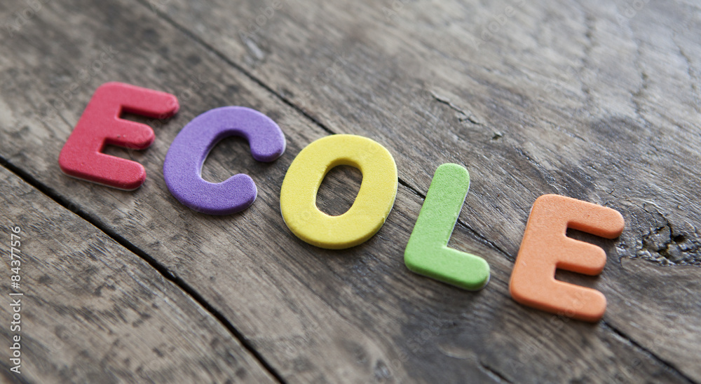 mot école en lettres de couleurs Stock Photo | Adobe Stock
