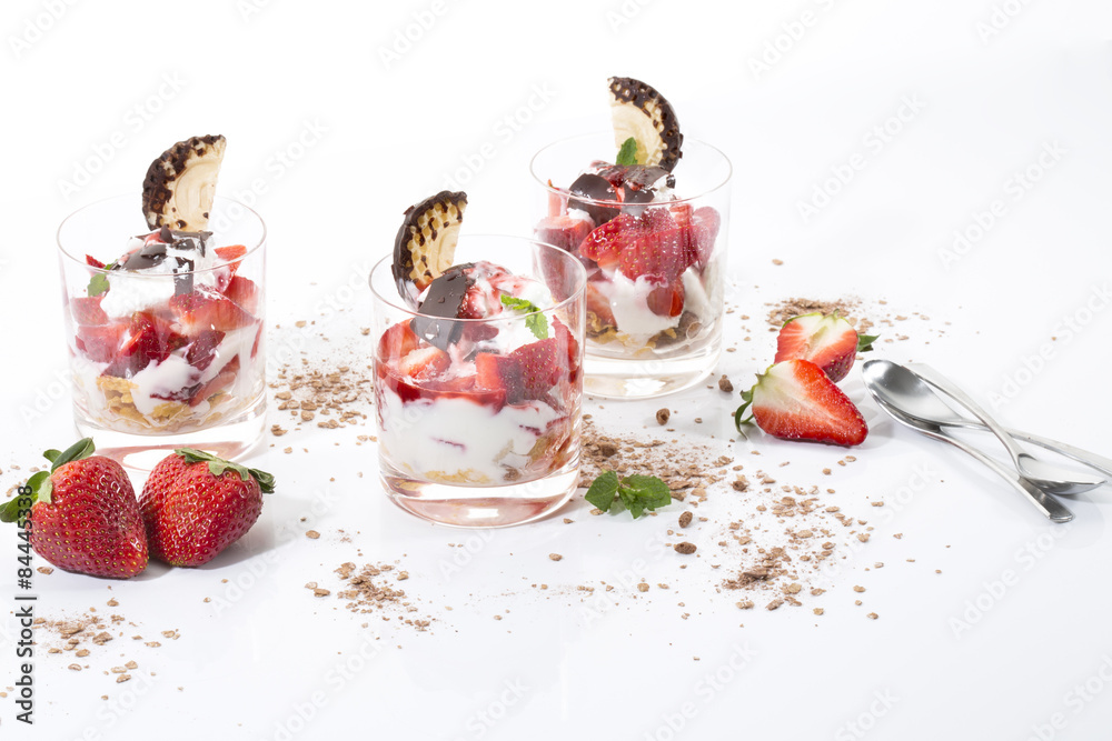 Dessert im Glas, Yoghurt, Quark, Erdbeeren, Schaumköpfe, Schokosplitter ...