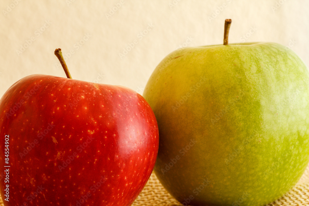 Dos manzanas / Una manzana roja junto a otra verde, llenando el ...