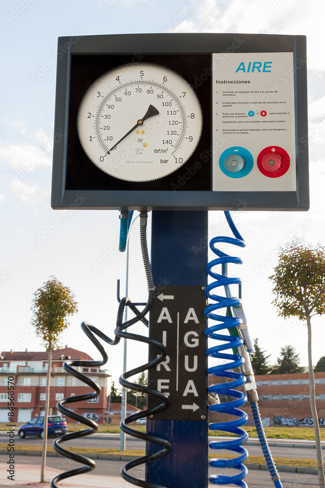 Medidor de Aire y Agua en Gasolinera foto de Stock | Adobe Stock