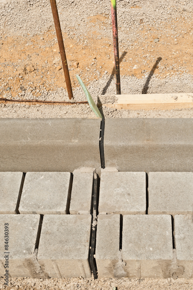 Eine Dehnungsfuge verläuft durch Bordstein und Rinnstein Stock-Foto ...
