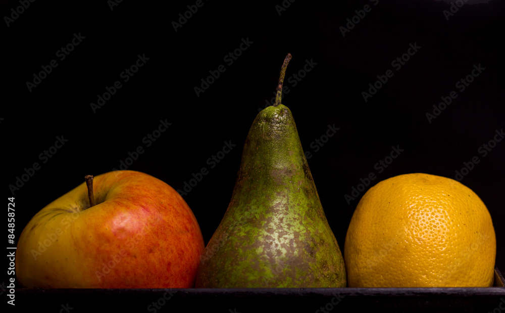 Frutas /Una naranja, una pera y una manzana asomando por el borde de ...
