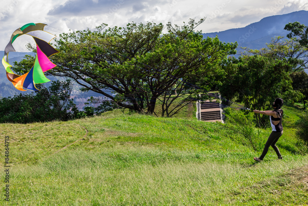 mujer elevando cometa Stock Photo | Adobe Stock
