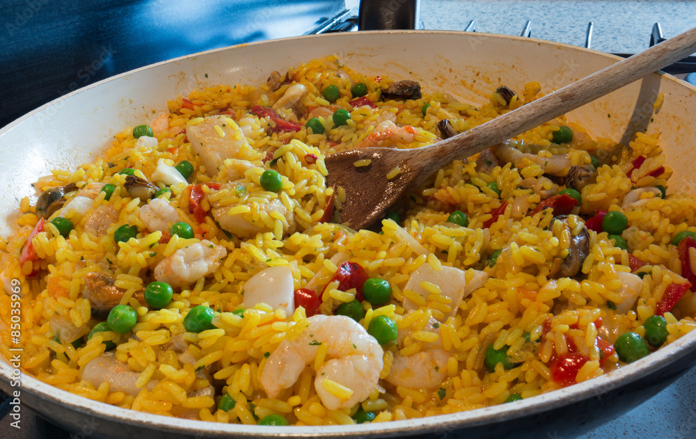 riso con pesce e verdura tipico piatto della spagna Stock Photo | Adobe ...