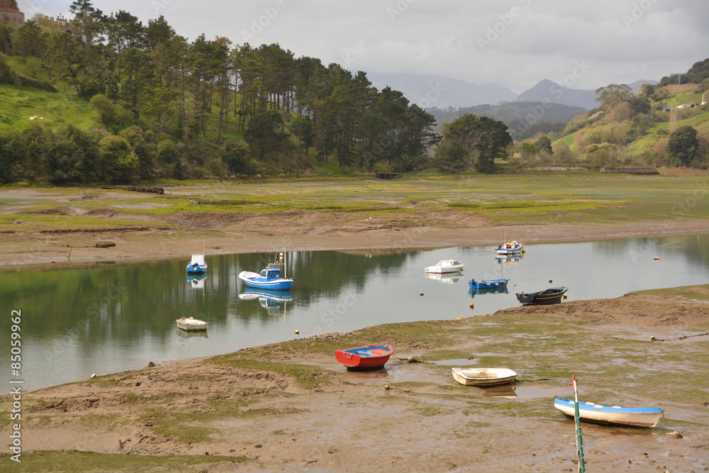 barcos varados en la orilla foto de Stock | Adobe Stock