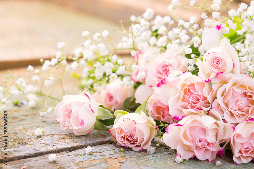 Ein herrlicher Rosenstrauß auf rustikalem Holz Stock-Foto | Adobe Stock
