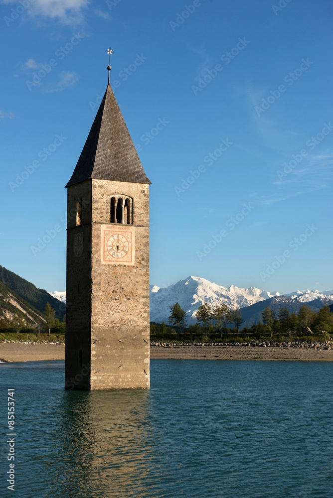 Kirchturm von Alt-Graun im Reschensee mit Ortler Bergmassiv, Vinschgau ...