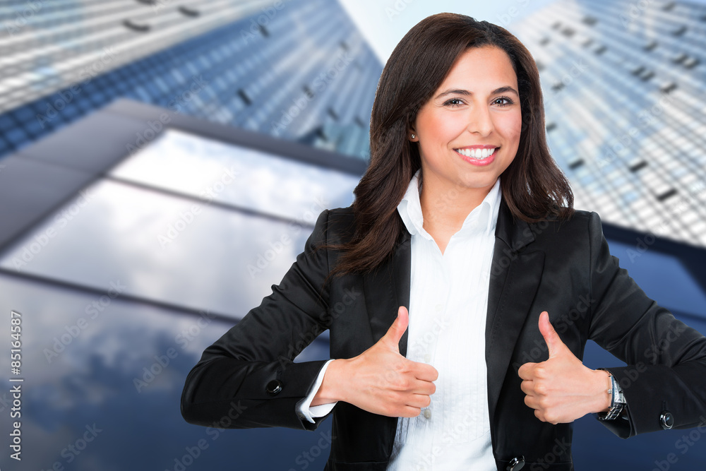 Foto de motivierte businessfrau zeigt beide daumen hoch do Stock ...