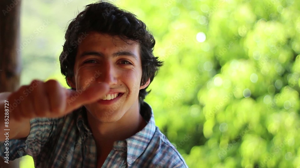 hombre saludando Stock Video | Adobe Stock