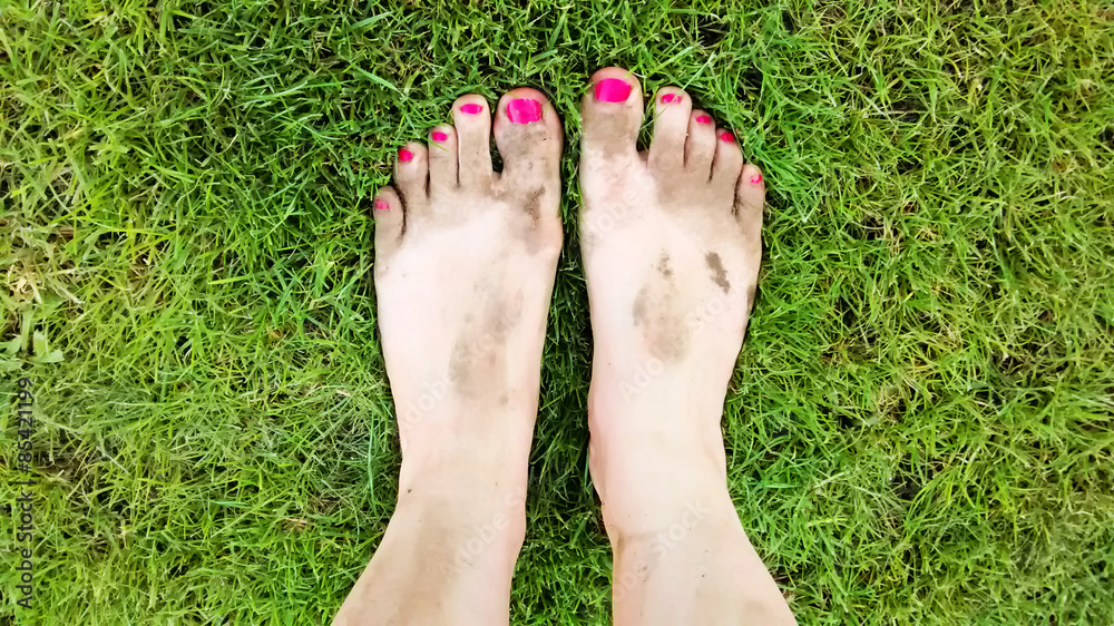 Lackierte Frauenfüße im Gras Stock Photo | Adobe Stock