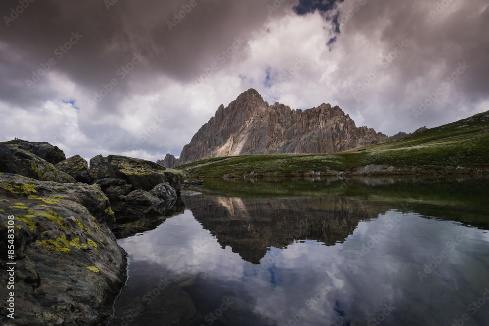 Panorama di montagna sulle Alpi del Piemonte in estate Stock Photo ...