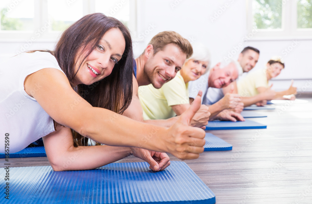 Foto de Team mit Daumen hoch beim Training im Fitnessstudio do Stock ...