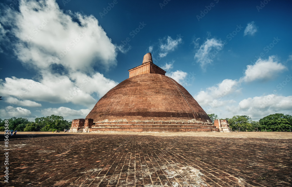 Jethawanaramaya, Anuradhapura, the largest Buddhist monument in Sri ...