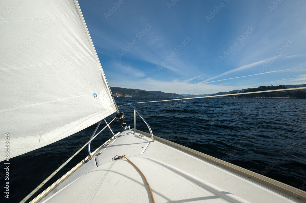 Proa de un velero navegando sobre la costa gallega del Océano Atlántico ...