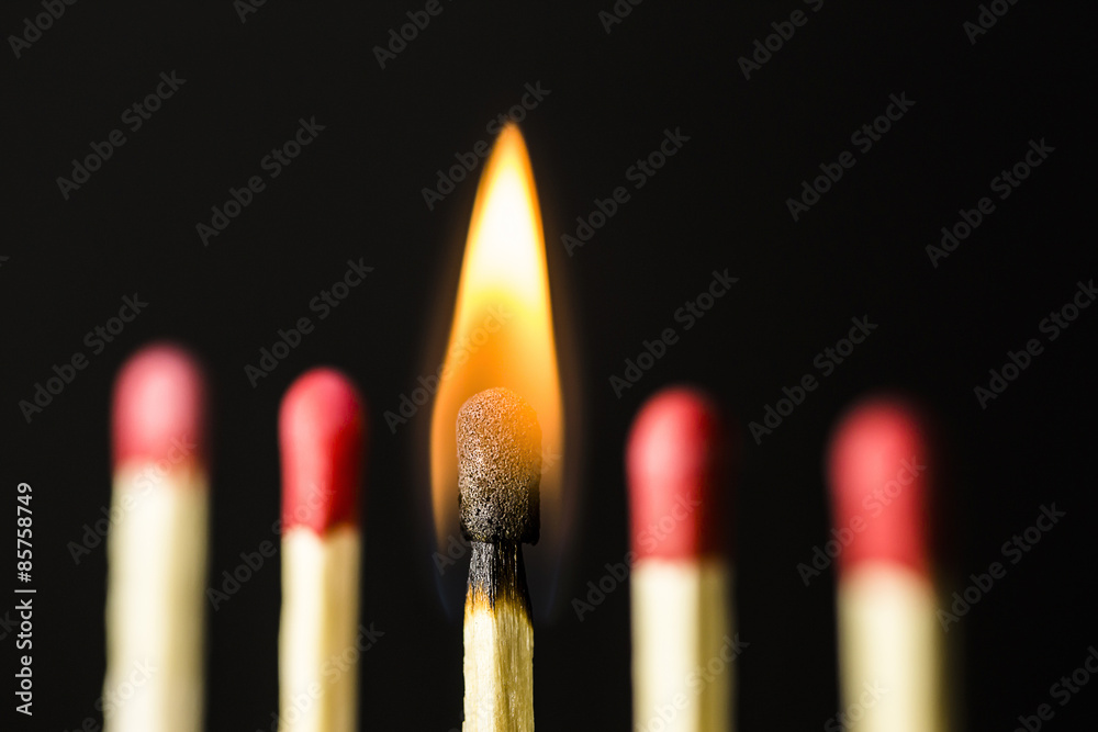 burnout-syndrom, brennendes Streichholz, schwarzer Hintergrund Stock Photo | Adobe Stock