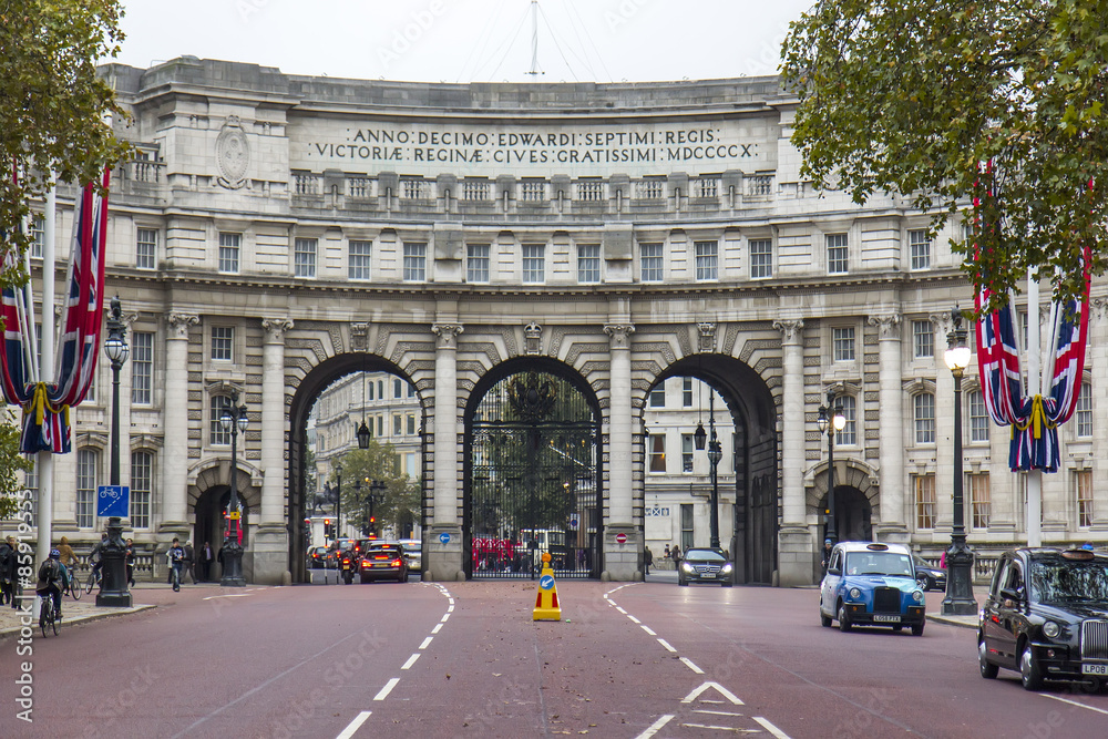 View of Admiralty Arch (between The Mall and Trafalgar Square) was ...