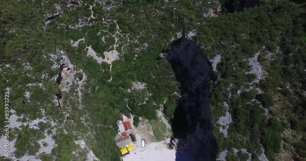 Escena aérea de una bahía rocosa en la costa dálmata. Dron. Acantilado ...