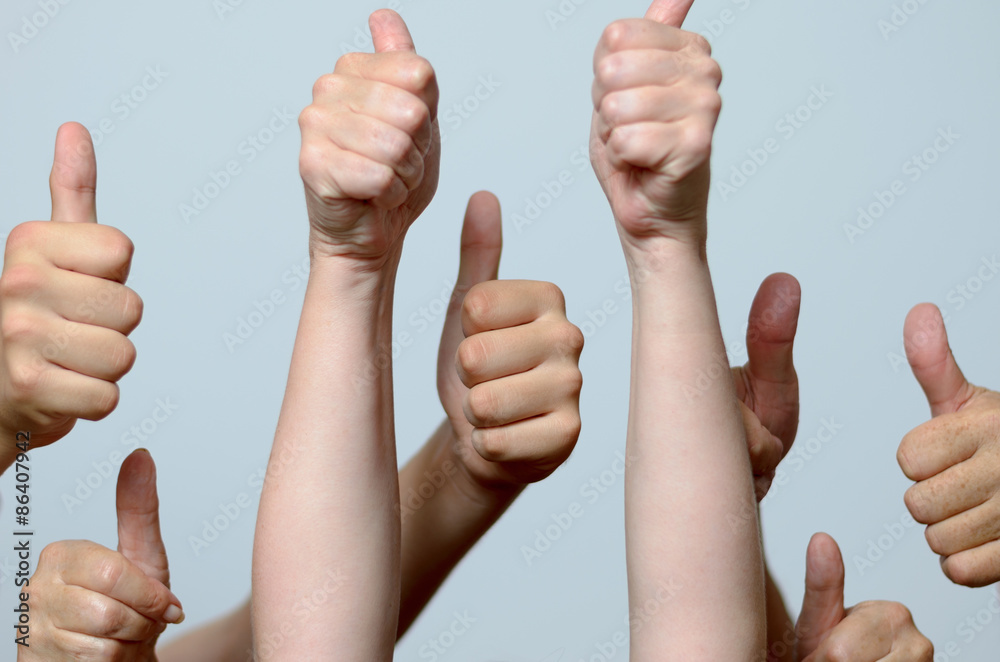 Gruppen von Menschen zeigen Daumen nach oben Stock Photo | Adobe Stock